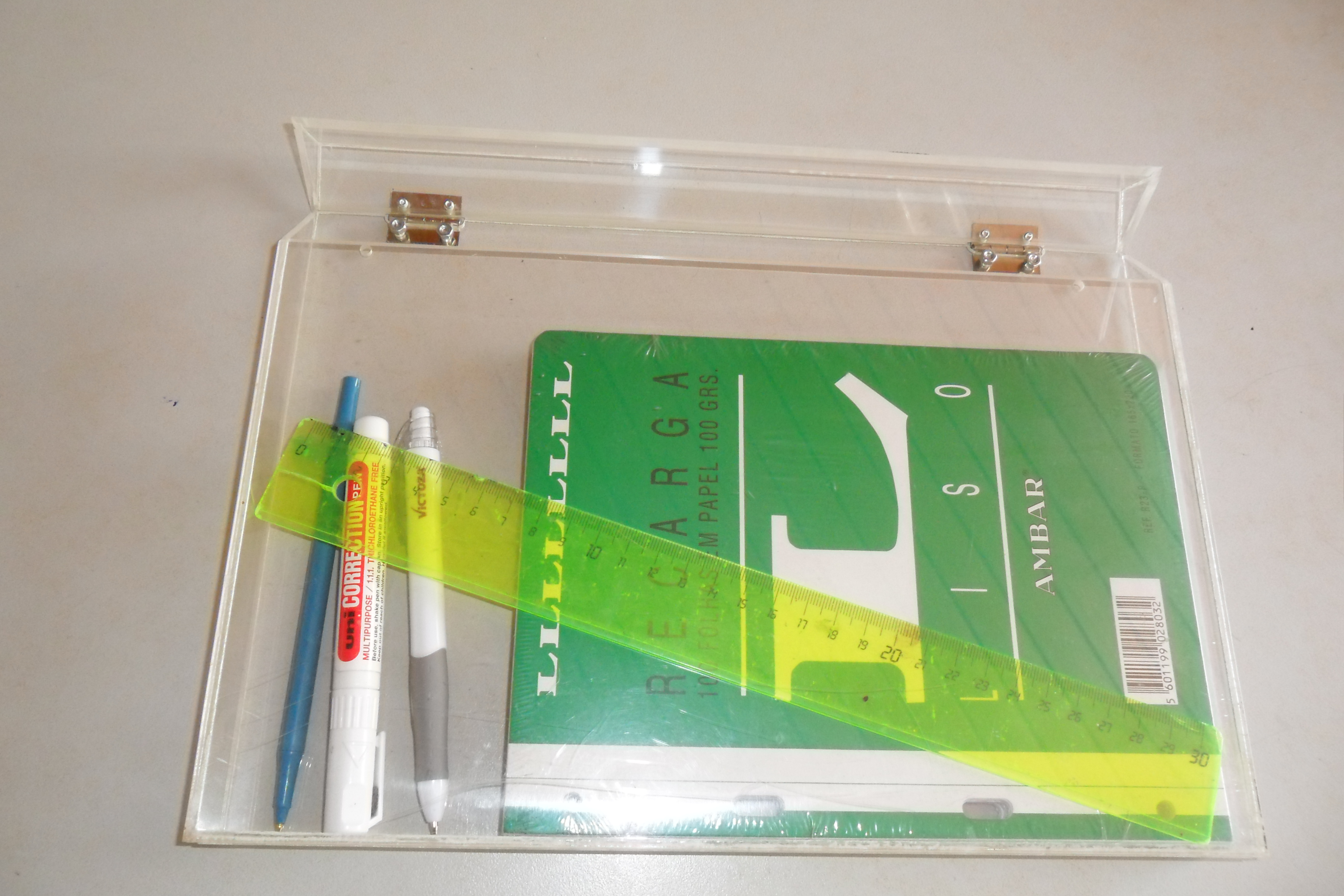 Dossier em acrílico possível afixar na parede para fins diversos